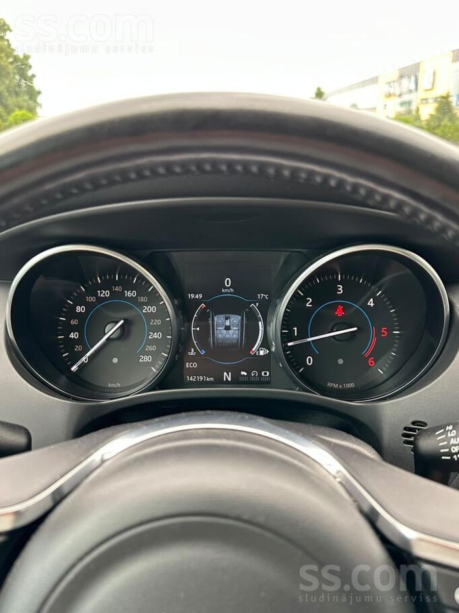 Black Jaguar F-Pace 2018 in Talsi, with an engine capacity of 3.00 L and mileage of 144 thousand km for 13333 €, photo 5 on AUTOMOTO.COM.LV