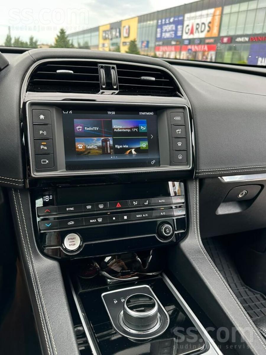Black Jaguar F-Pace 2018 in Talsi, with an engine capacity of 3.00 L and mileage of 144 thousand km for 13333 €, photo 6 on AUTOMOTO.COM.LV