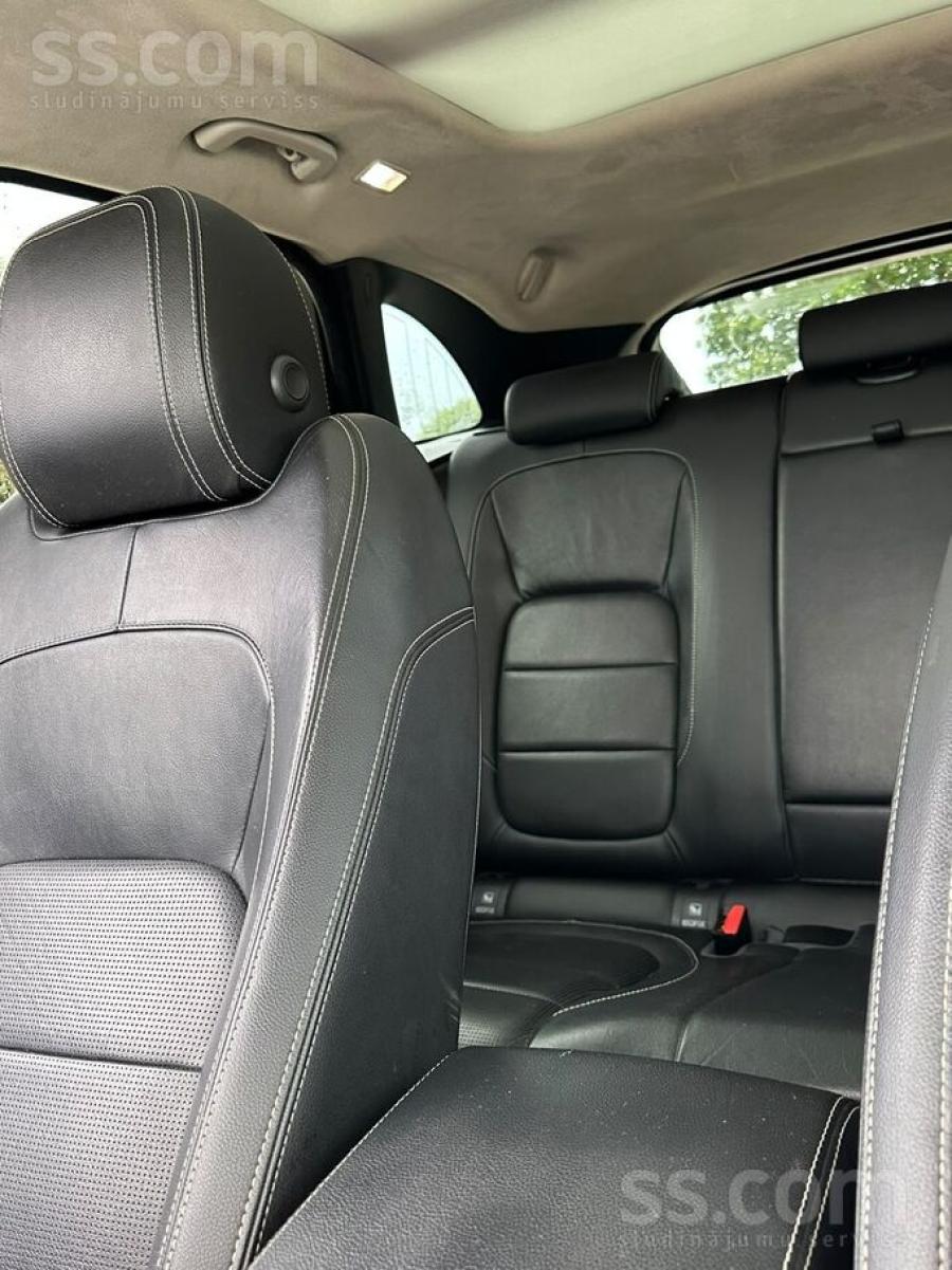 Black Jaguar F-Pace 2018 in Talsi, with an engine capacity of 3.00 L and mileage of 144 thousand km for 13333 €, photo 8 on AUTOMOTO.COM.LV