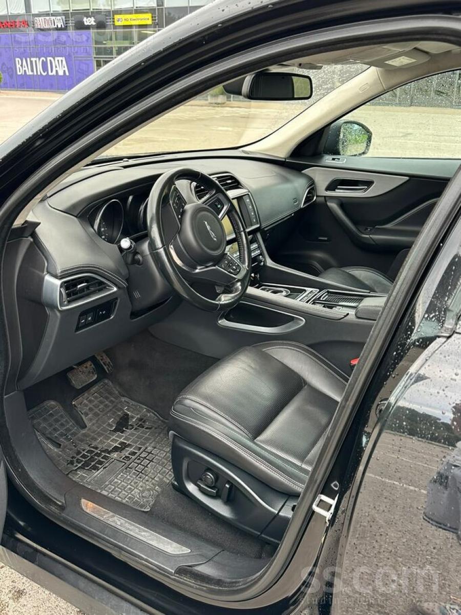 Black Jaguar F-Pace 2018 in Talsi, with an engine capacity of 3.00 L and mileage of 144 thousand km for 13333 €, photo 9 on AUTOMOTO.COM.LV