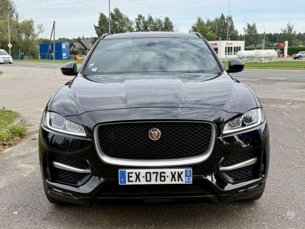 Black Jaguar F-Pace 2018 in Taurage, with an engine capacity of 2.00 L and mileage of 120 thousand km for 12700 €, photo 5 on AUTOMOTO.COM.LV