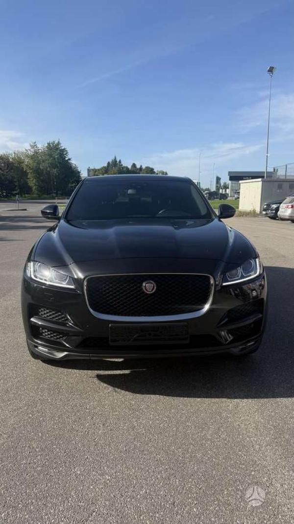 Black Jaguar F-Pace 2018 in Siauliai, with an engine capacity of 2.00 L and mileage of 207 thousand km for 11700 €, photo 6 on AUTOMOTO.COM.LV