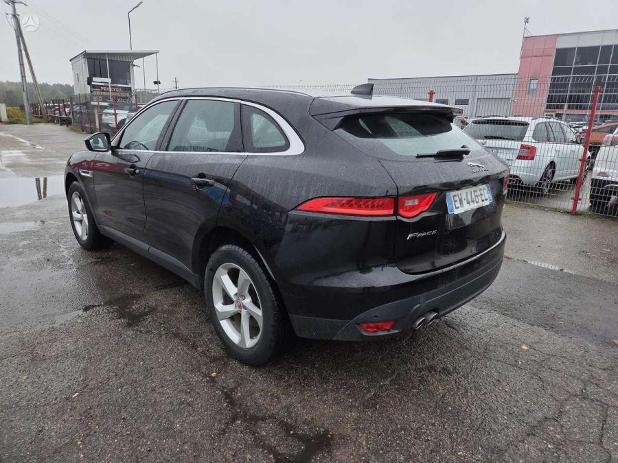 Black Jaguar F-Pace 2018 in Taurage, with an engine capacity of 2.00 L and mileage of 180 thousand km for 5300 €, photo 3 on AUTOMOTO.COM.LV