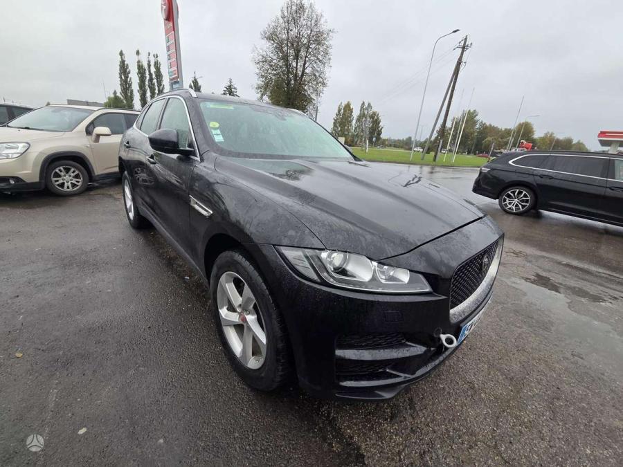 Black Jaguar F-Pace 2018 in Taurage, with an engine capacity of 2.00 L and mileage of 180 thousand km for 5300 €, photo 4 on AUTOMOTO.COM.LV