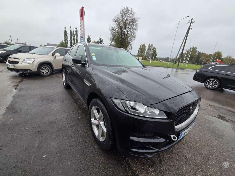 Black Jaguar F-Pace 2018 in Taurage, with an engine capacity of 2.00 L and mileage of 180 thousand km for 5300 €, photo 5 on AUTOMOTO.COM.LV