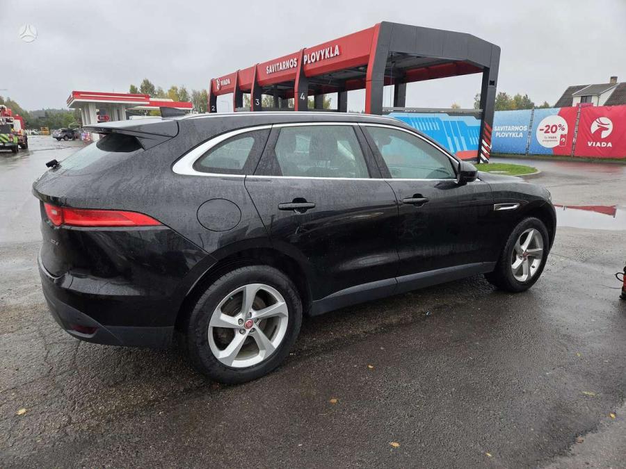 Black Jaguar F-Pace 2018 in Taurage, with an engine capacity of 2.00 L and mileage of 180 thousand km for 5300 €, photo 6 on AUTOMOTO.COM.LV