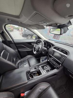 Black Jaguar F-Pace 2018 in Taurage, with an engine capacity of 2.00 L and mileage of 180 thousand km for 5300 €, photo 7 on AUTOMOTO.COM.LV