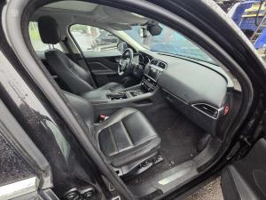 Black Jaguar F-Pace 2018 in Taurage, with an engine capacity of 2.00 L and mileage of 180 thousand km for 5300 €, photo 10 on AUTOMOTO.COM.LV