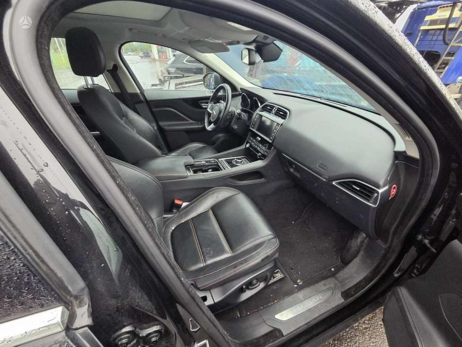 Black Jaguar F-Pace 2018 in Taurage, with an engine capacity of 2.00 L and mileage of 180 thousand km for 5300 €, photo 10 on AUTOMOTO.COM.LV