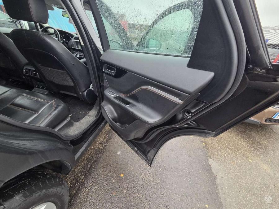 Black Jaguar F-Pace 2018 in Taurage, with an engine capacity of 2.00 L and mileage of 180 thousand km for 5300 €, photo 11 on AUTOMOTO.COM.LV