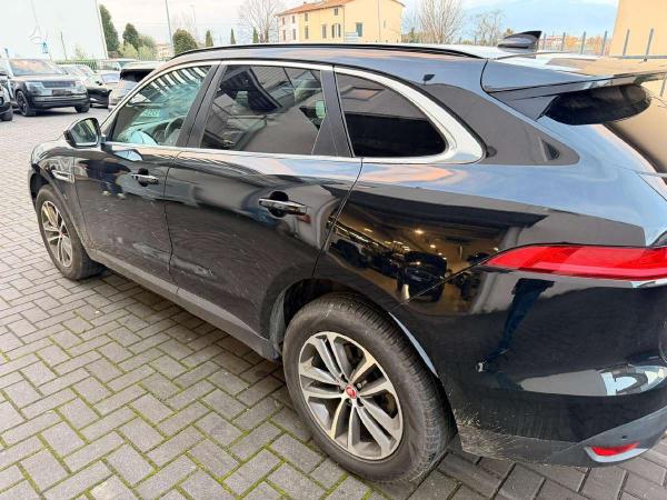 Black Jaguar F-Pace 2019 in Gargzdai, with an engine capacity of 2.00 L and mileage of 146 thousand km for 9300 €, photo 8 on AUTOMOTO.COM.LV