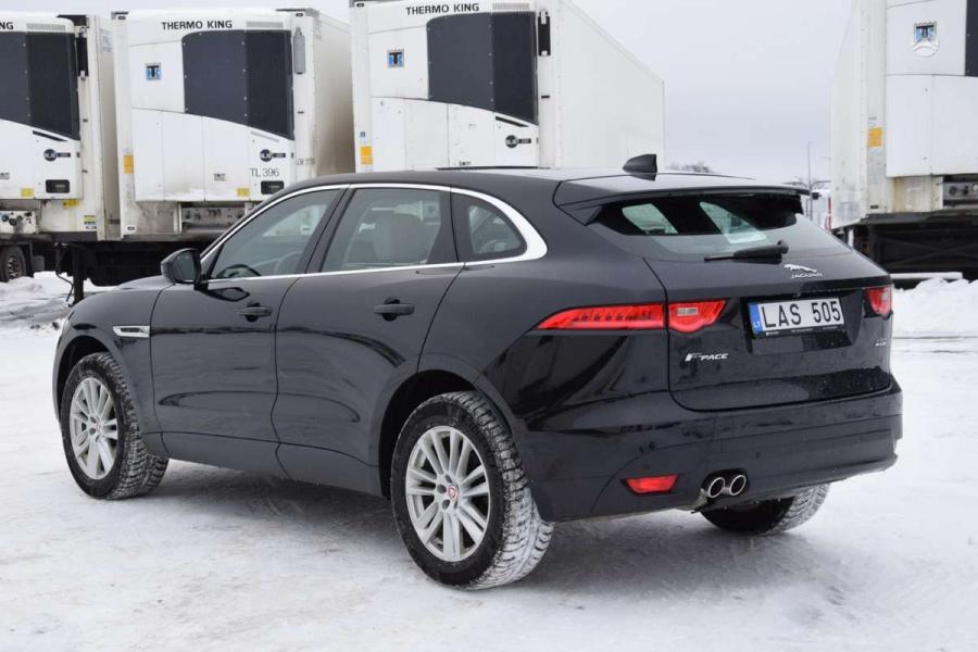 Black Jaguar F-Pace 2019 in Vilnius, with an engine capacity of 2.00 L and mileage of 114 thousand km for 16200 €, photo 7 on AUTOMOTO.COM.LV