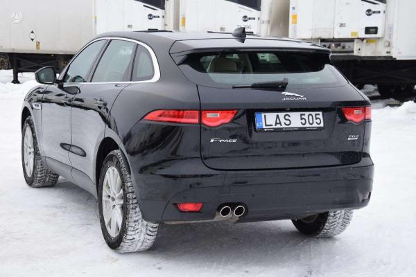 Black Jaguar F-Pace 2019 in Vilnius, with an engine capacity of 2.00 L and mileage of 114 thousand km for 16200 €, photo 8 on AUTOMOTO.COM.LV