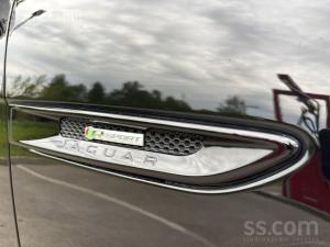 Black Jaguar F-Pace 2019 in Riga, with an engine capacity of 2.00 L and mileage of 135 thousand km for 20300 €, photo 15 on AUTOMOTO.COM.LV