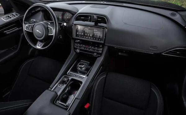 Melns Jaguar F-Pace 2019 Jelgava, ar dzinēja tilpumu 2.00 L un nobraukumu 180 tūkst. km par 12500 €, foto 8 vietnē AUTOMOTO.COM.LV