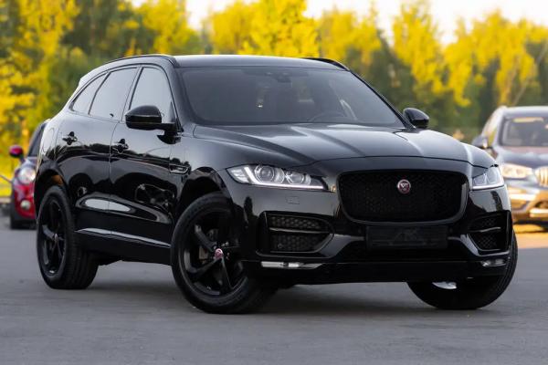 Black Jaguar F-Pace 2019 in Jelgava, with an engine capacity of 2.00 L and mileage of 180 thousand km for 12500 €, photo 2 on AUTOMOTO.COM.LV