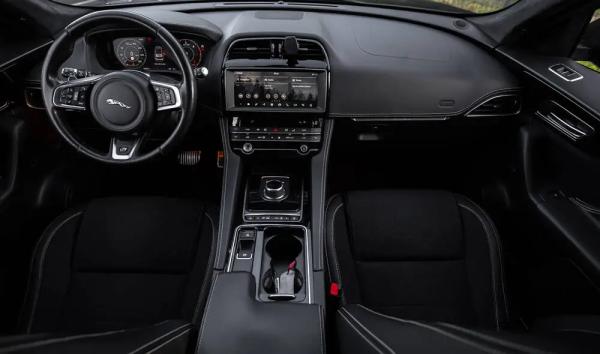 Black Jaguar F-Pace 2019 in Jelgava, with an engine capacity of 2.00 L and mileage of 180 thousand km for 12500 €, photo 9 on AUTOMOTO.COM.LV
