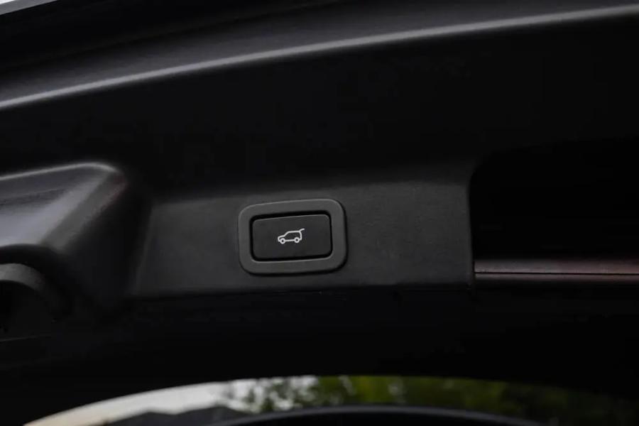 Melns Jaguar F-Pace 2019 Jelgava, ar dzinēja tilpumu 2.00 L un nobraukumu 180 tūkst. km par 12500 €, foto 14 vietnē AUTOMOTO.COM.LV