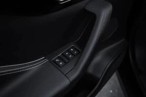Melns Jaguar F-Pace 2019 Jelgava, ar dzinēja tilpumu 2.00 L un nobraukumu 180 tūkst. km par 12500 €, foto 16 vietnē AUTOMOTO.COM.LV
