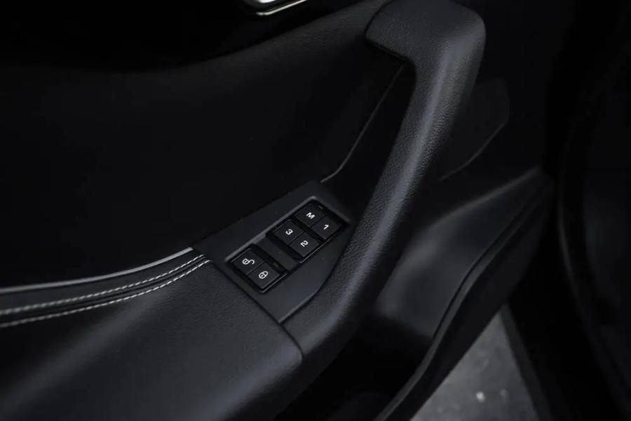 Melns Jaguar F-Pace 2019 Jelgava, ar dzinēja tilpumu 2.00 L un nobraukumu 180 tūkst. km par 12500 €, foto 16 vietnē AUTOMOTO.COM.LV