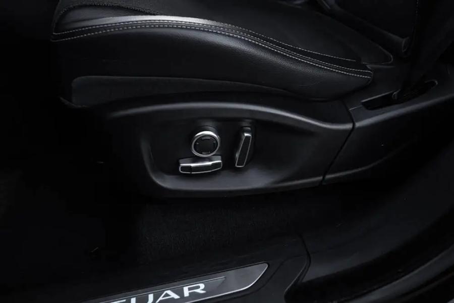 Melns Jaguar F-Pace 2019 Jelgava, ar dzinēja tilpumu 2.00 L un nobraukumu 180 tūkst. km par 12500 €, foto 17 vietnē AUTOMOTO.COM.LV