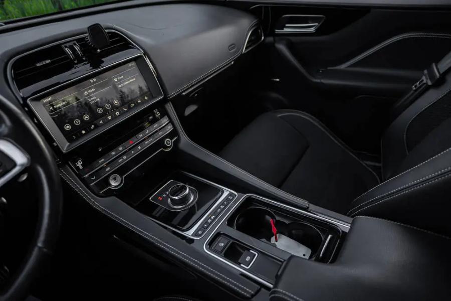 Melns Jaguar F-Pace 2019 Jelgava, ar dzinēja tilpumu 2.00 L un nobraukumu 180 tūkst. km par 12500 €, foto 19 vietnē AUTOMOTO.COM.LV