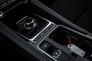 Melns Jaguar F-Pace 2019 Jelgava, ar dzinēja tilpumu 2.00 L un nobraukumu 180 tūkst. km par 12500 €, foto 20 vietnē AUTOMOTO.COM.LV