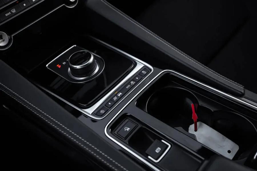Melns Jaguar F-Pace 2019 Jelgava, ar dzinēja tilpumu 2.00 L un nobraukumu 180 tūkst. km par 12500 €, foto 20 vietnē AUTOMOTO.COM.LV