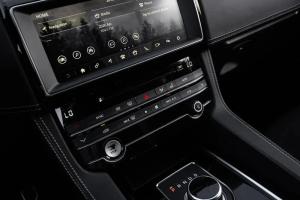 Melns Jaguar F-Pace 2019 Jelgava, ar dzinēja tilpumu 2.00 L un nobraukumu 180 tūkst. km par 12500 €, foto 21 vietnē AUTOMOTO.COM.LV