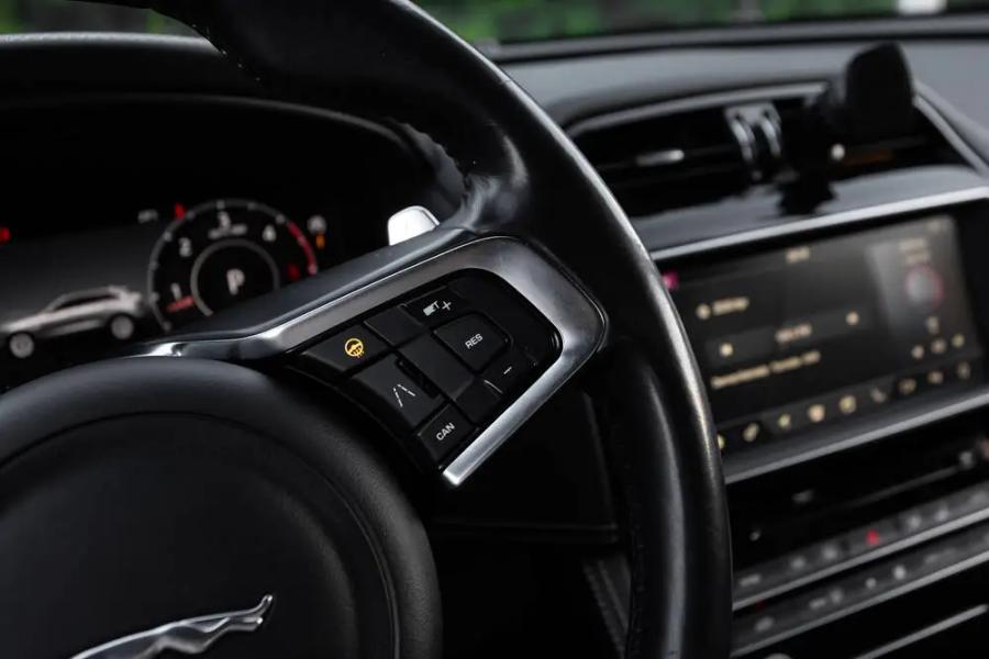 Melns Jaguar F-Pace 2019 Jelgava, ar dzinēja tilpumu 2.00 L un nobraukumu 180 tūkst. km par 12500 €, foto 28 vietnē AUTOMOTO.COM.LV