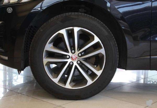 Black Jaguar F-Pace 2019 in Vilnius, with an engine capacity of 2.00 L and mileage of 230 thousand km for 17499 €, photo 7 on AUTOMOTO.COM.LV
