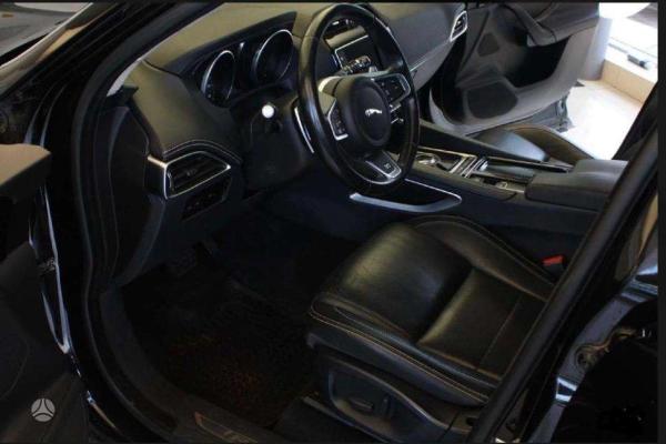 Black Jaguar F-Pace 2019 in Vilnius, with an engine capacity of 2.00 L and mileage of 230 thousand km for 17499 €, photo 8 on AUTOMOTO.COM.LV