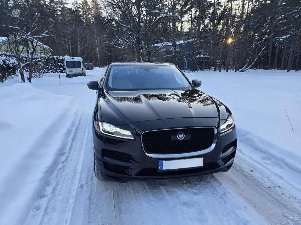 Black Jaguar F-Pace 2020 in Vilnius, with an engine capacity of 2.00 L and mileage of 129 thousand km for 20500 €, photo 2 on AUTOMOTO.COM.LV