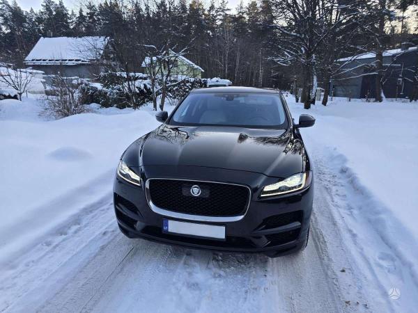 Black Jaguar F-Pace 2020 in Vilnius, with an engine capacity of 2.00 L and mileage of 129 thousand km for 20500 €, photo 3 on AUTOMOTO.COM.LV