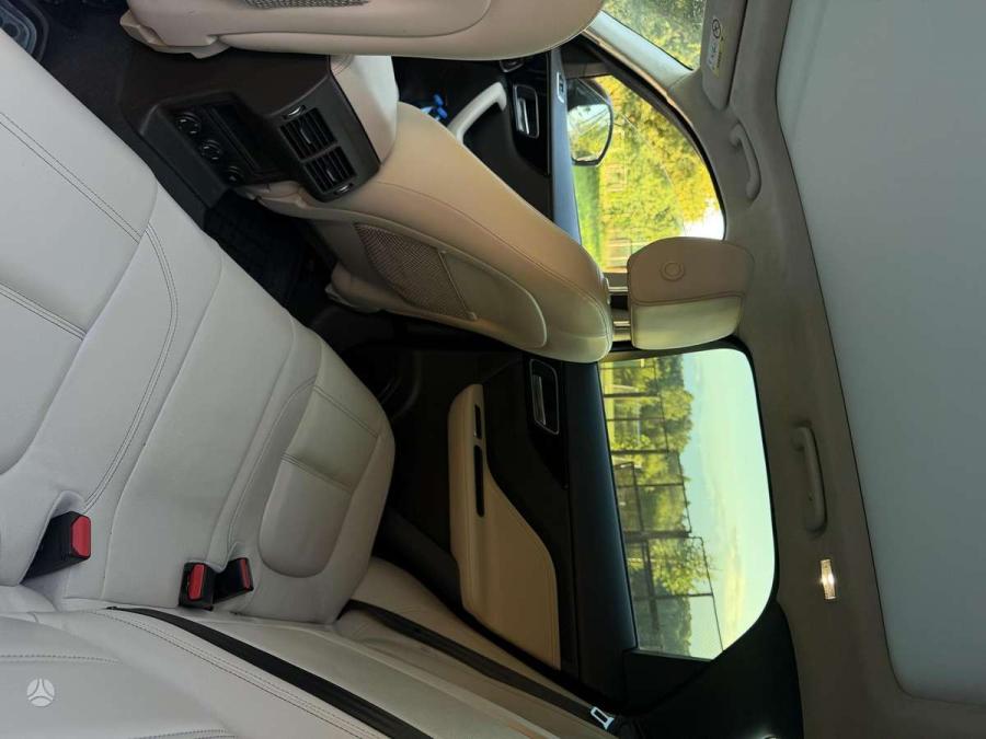 Black Jaguar F-Pace 2020 in Vilnius, with an engine capacity of 2.00 L and mileage of 100 thousand km for 18000 €, photo 3 on AUTOMOTO.COM.LV