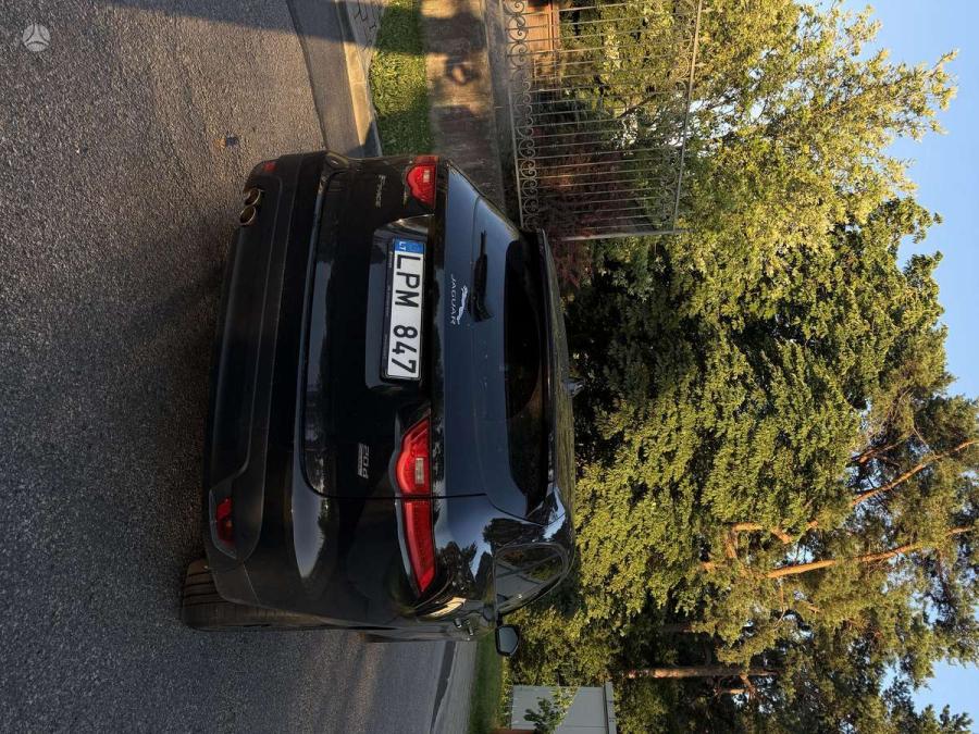 Black Jaguar F-Pace 2020 in Vilnius, with an engine capacity of 2.00 L and mileage of 100 thousand km for 18000 €, photo 4 on AUTOMOTO.COM.LV