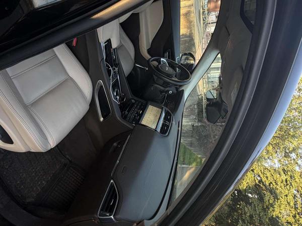 Black Jaguar F-Pace 2020 in Vilnius, with an engine capacity of 2.00 L and mileage of 100 thousand km for 18000 €, photo 4 on AUTOMOTO.COM.LV