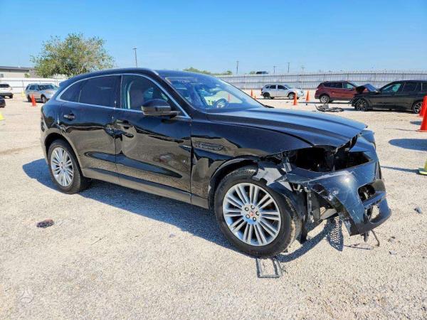 Black Jaguar F-Pace 2020 in Siauliai, with an engine capacity of 2.00 L and mileage of 128 thousand km for 12450 €, photo 5 on AUTOMOTO.COM.LV