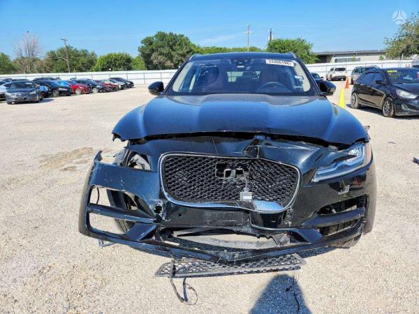 Black Jaguar F-Pace 2020 in Siauliai, with an engine capacity of 2.00 L and mileage of 128 thousand km for 12450 €, photo 8 on AUTOMOTO.COM.LV