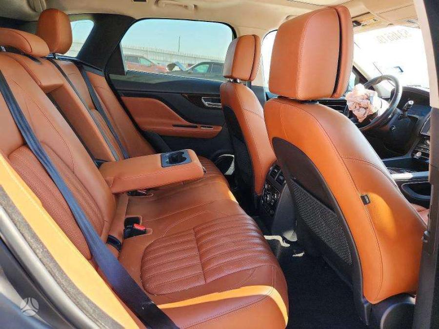 Black Jaguar F-Pace 2020 in Siauliai, with an engine capacity of 2.00 L and mileage of 128 thousand km for 12450 €, photo 12 on AUTOMOTO.COM.LV