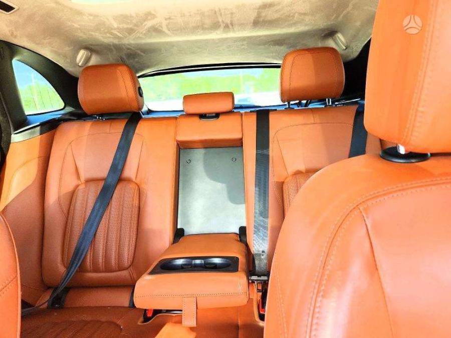 Black Jaguar F-Pace 2020 in Siauliai, with an engine capacity of 2.00 L and mileage of 128 thousand km for 12450 €, photo 13 on AUTOMOTO.COM.LV