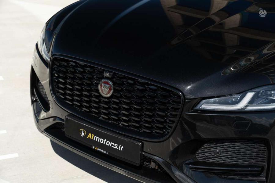 Black Jaguar F-Pace 2021 in Vilnius, with an engine capacity of 2.00 L and mileage of 65 thousand km for 29950 €, photo 4 on AUTOMOTO.COM.LV