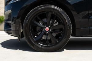 Black Jaguar F-Pace 2021 in Vilnius, with an engine capacity of 2.00 L and mileage of 65 thousand km for 29950 €, photo 14 on AUTOMOTO.COM.LV