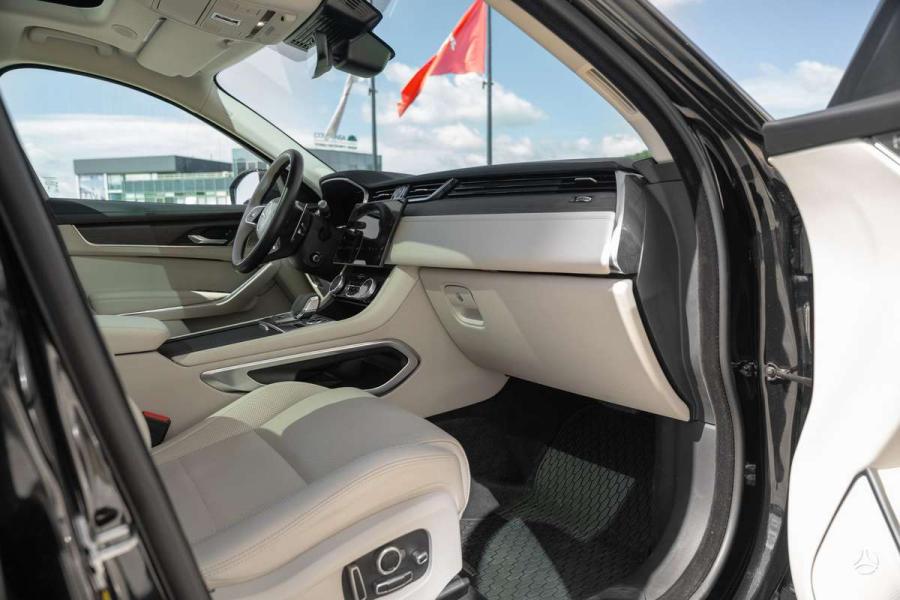 Black Jaguar F-Pace 2021 in Vilnius, with an engine capacity of 2.00 L and mileage of 65 thousand km for 29950 €, photo 17 on AUTOMOTO.COM.LV
