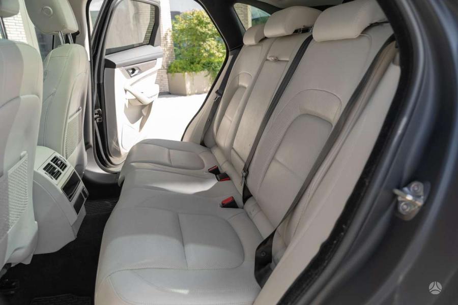 Black Jaguar F-Pace 2021 in Vilnius, with an engine capacity of 2.00 L and mileage of 65 thousand km for 29950 €, photo 18 on AUTOMOTO.COM.LV