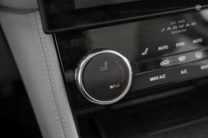 Black Jaguar F-Pace 2021 in Vilnius, with an engine capacity of 2.00 L and mileage of 65 thousand km for 29950 €, photo 26 on AUTOMOTO.COM.LV