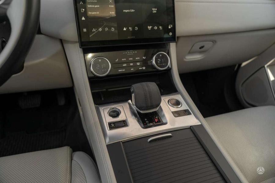 Black Jaguar F-Pace 2021 in Vilnius, with an engine capacity of 2.00 L and mileage of 65 thousand km for 29950 €, photo 38 on AUTOMOTO.COM.LV