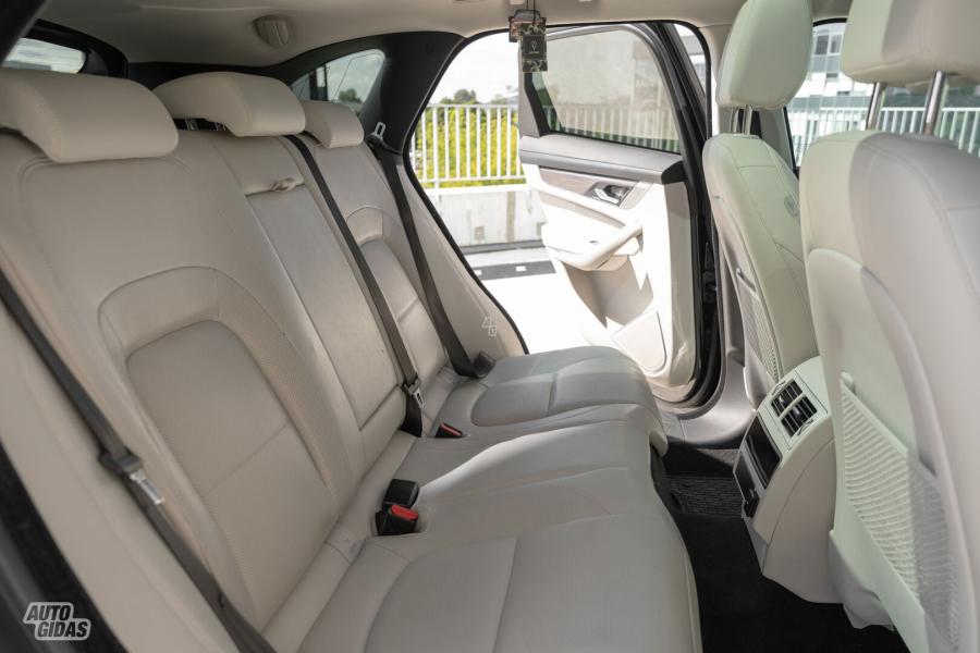 Melns Jaguar F-Pace 2021 Viļņa, ar dzinēja tilpumu 2.00 L un nobraukumu 65 tūkst. km par 29950 €, foto 19 vietnē AUTOMOTO.COM.LV