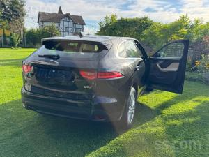 Black Jaguar F-Pace 2021 in Riga, with an engine capacity of 2.00 L and mileage of 83 thousand km for 19500 €, photo 4 on AUTOMOTO.COM.LV
