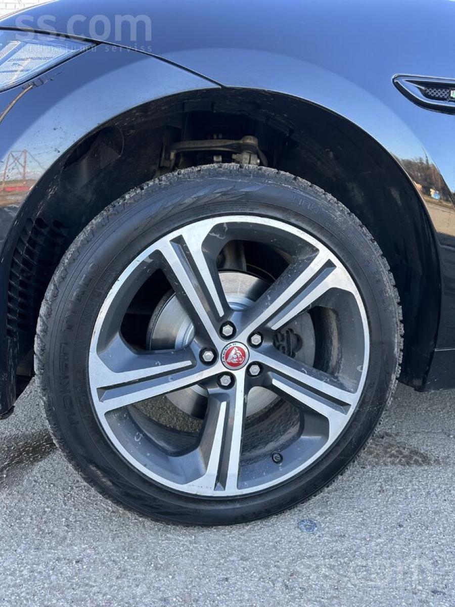 Melns Jaguar F-Pace 2017 Bauska, ar dzinēja tilpumu 2.00 L un nobraukumu 191 tūkst. km par 12000 €, foto 12 vietnē AUTOMOTO.COM.LV